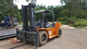 A Guide to Safely Driving Forklifts on Inclined Surfaces